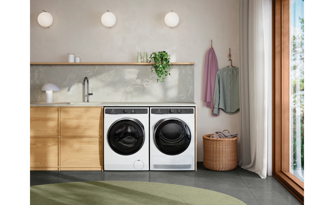 Electrolux 12kg UltimateCare 900 Front Load Washing Machine (White) EWF1242R9WC | Retravision